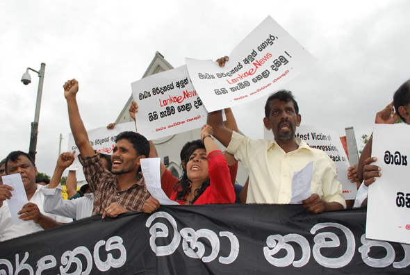 කොන්ඩම් සහ යට ඇඳුම්වලින් යටගසන ”ඊ නිවුස් ගිනි තැබීම” – Vikalpa